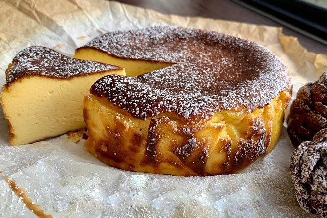 2 cách làm bánh cheesecake nướng "bùng cháy" tan chảy trong miệng